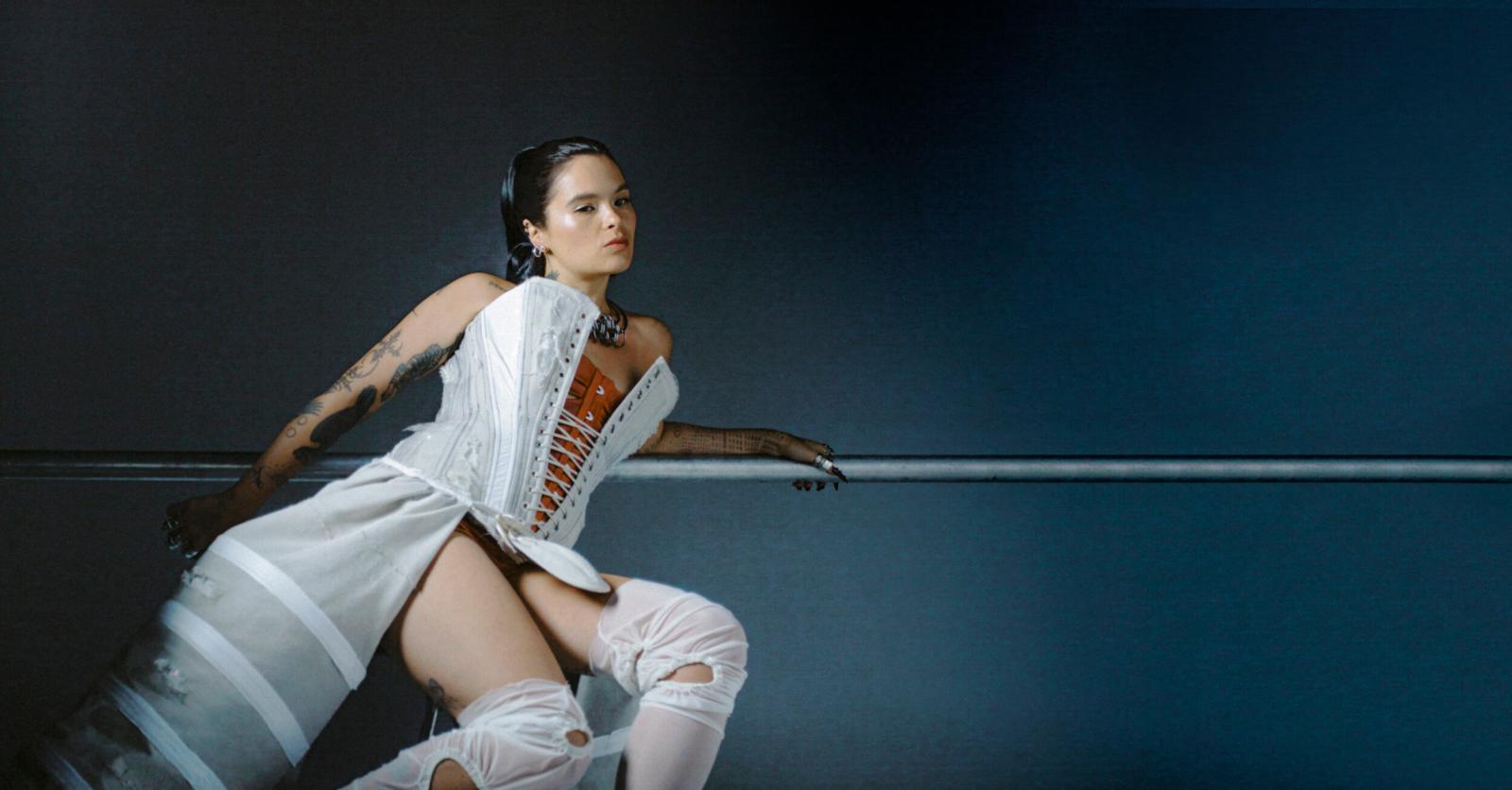 Saya Gray was altijd een beetje véél, en daar maakte ze een popplaat van