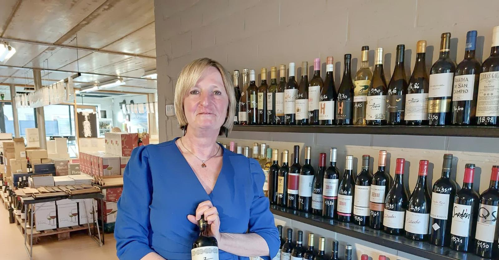 Sabine (57) viert 30 jaar wijnhandel Sacacorchos: “Het Kerkplein in ...