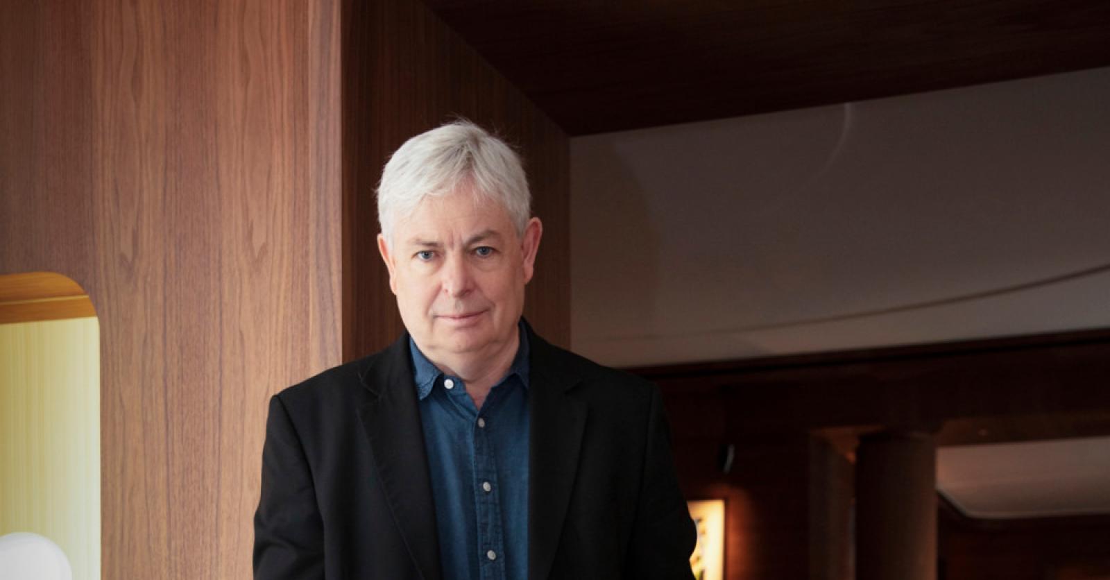 Jonathan Coe saisit l’air du temps dans son nouveau roman: «Le décès de ...