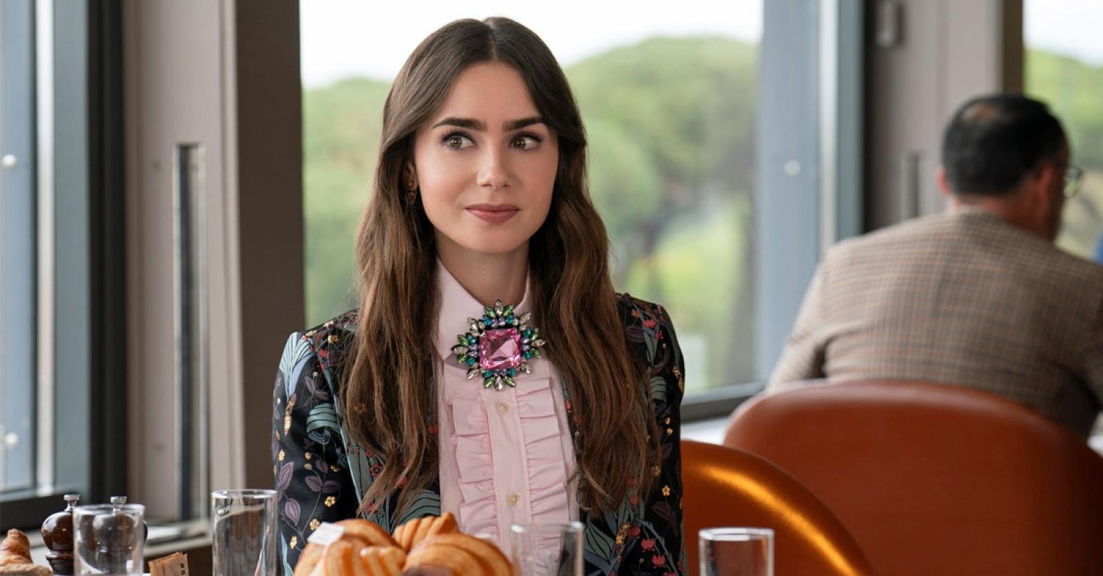 ‘Emily in Paris’-actrice Lily Collins (35) is voor het eerst mama ...