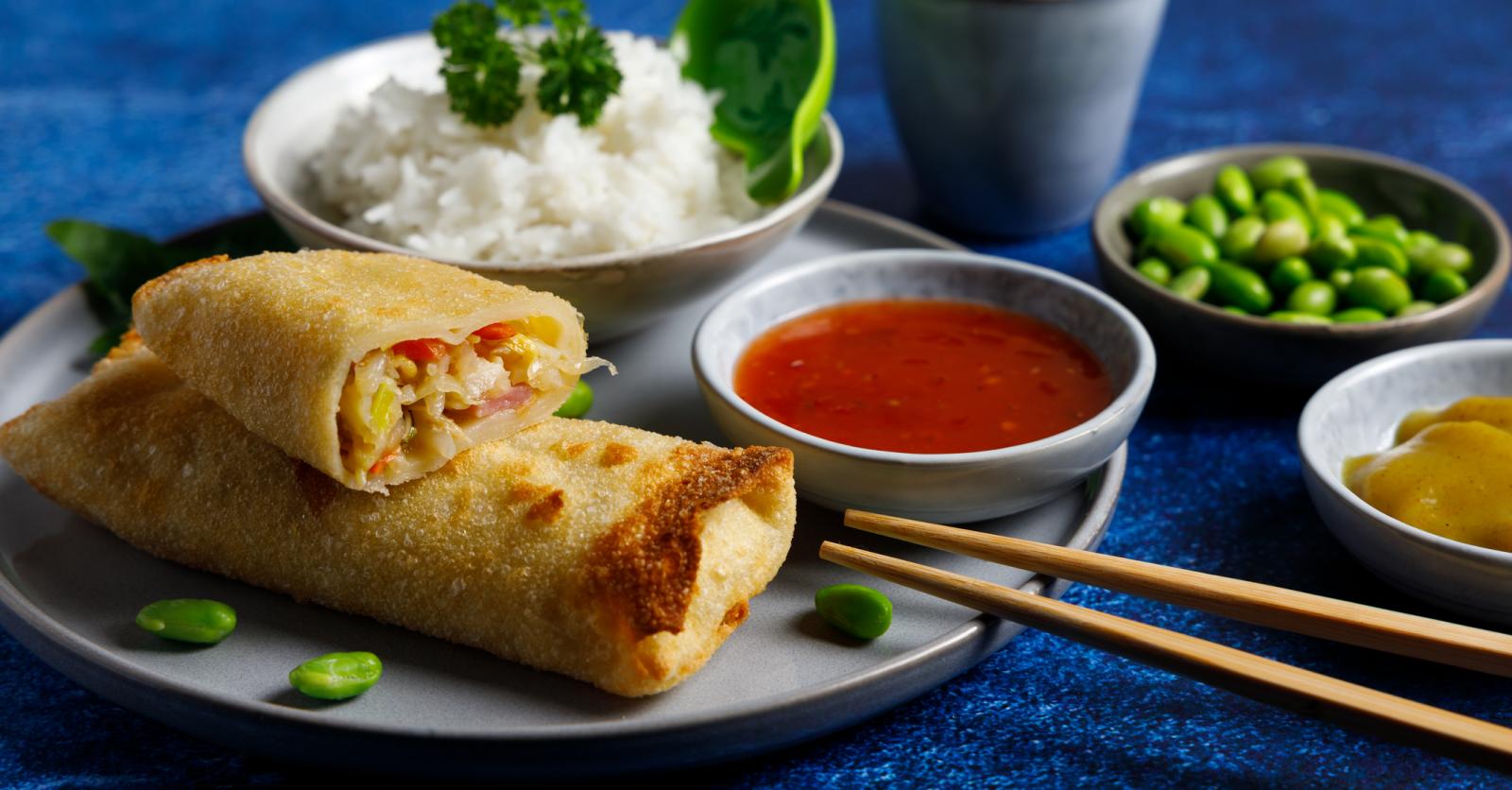 Vietnamese loempia's met frisse groenten en Thaise saus