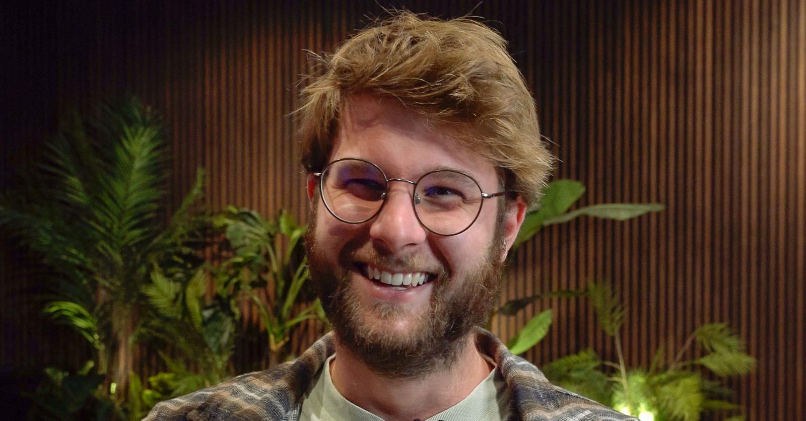 VIDEO: Jonas uit ‘Blind Getrouwd’ reageert op tweets over hem