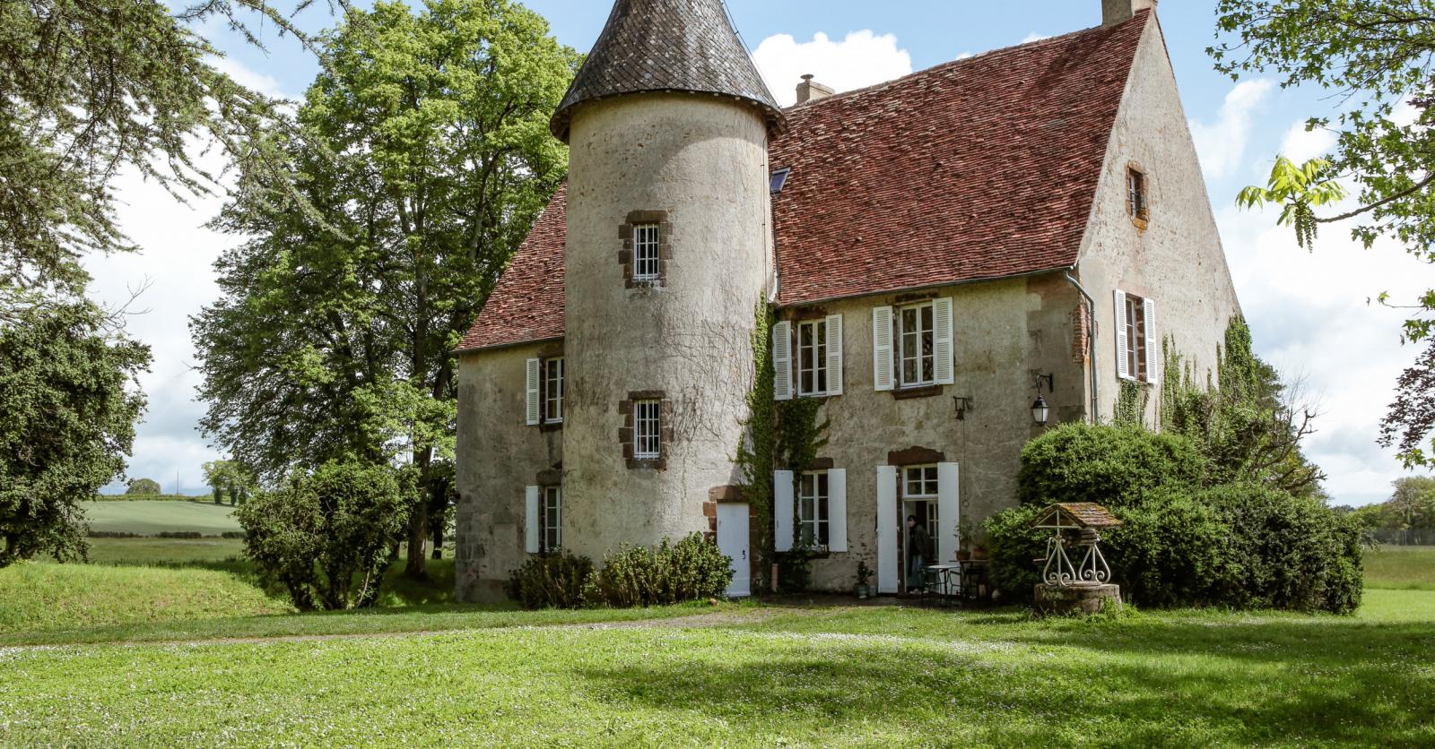 Château Le Breuil: binnenkijken in een 16de-eeuws kasteel vol bloemenpracht