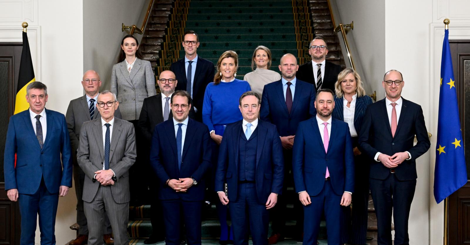 ‘Regering-De Wever bespaart politici en partijen grote inleveringen ...