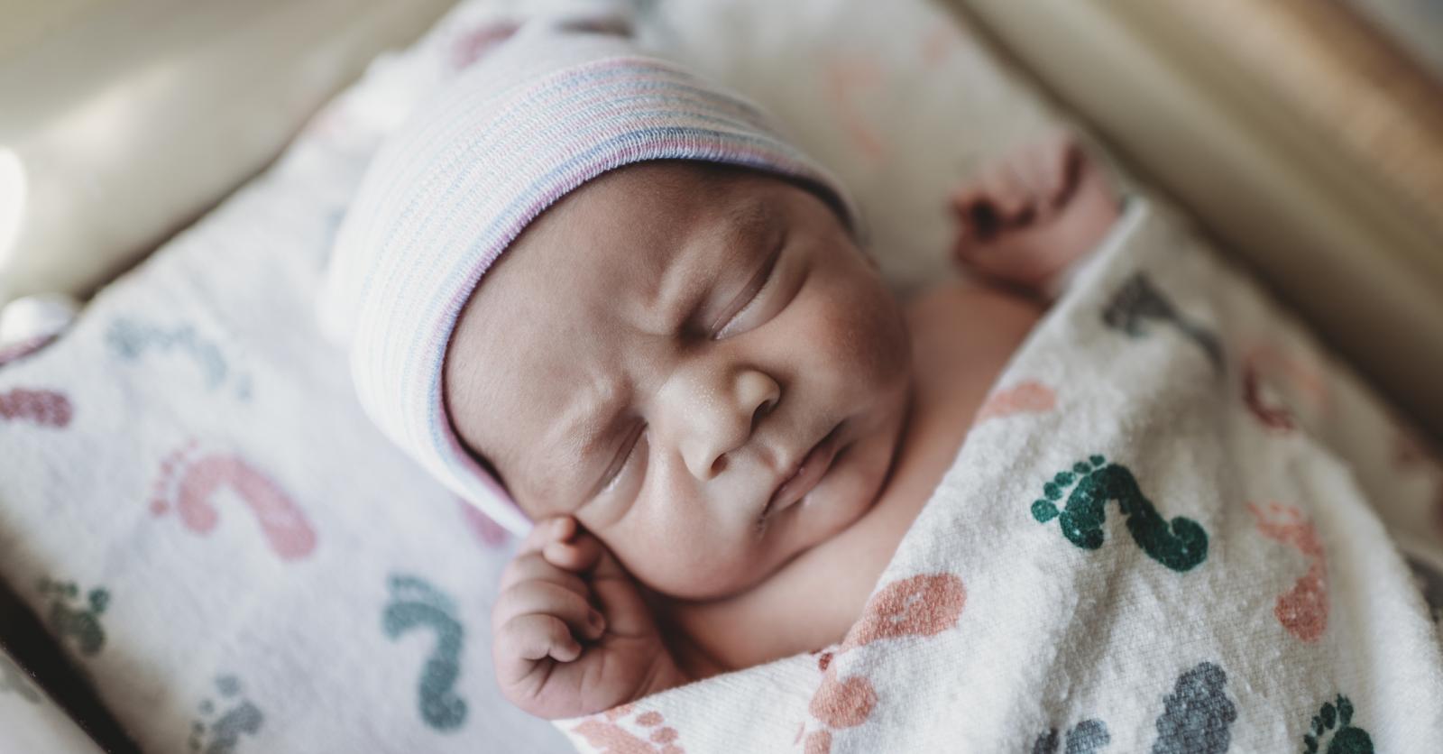 Inbakeren in de zomer: goed idee of niet? - Libelle Mama