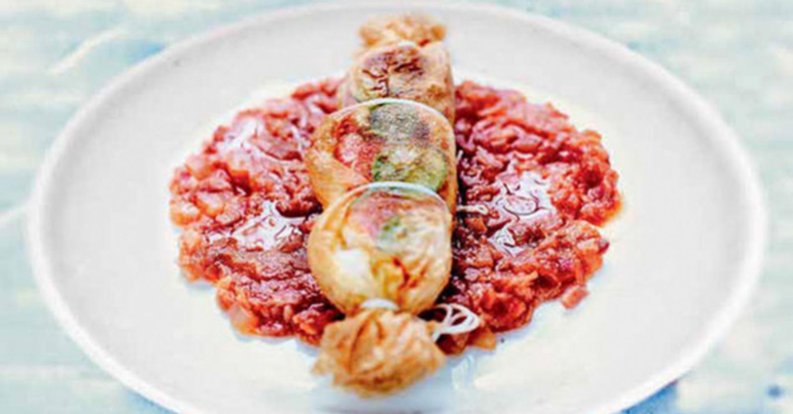 Zeebarbeel in krokant jasje met mediterrane tomatensaus