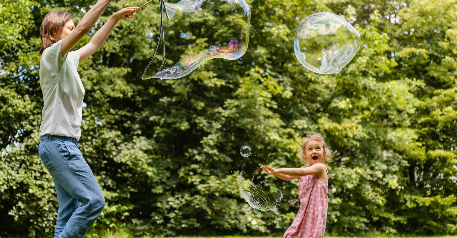 Zelf bellenblaas maken: fun met je kleuter - Libelle Mama