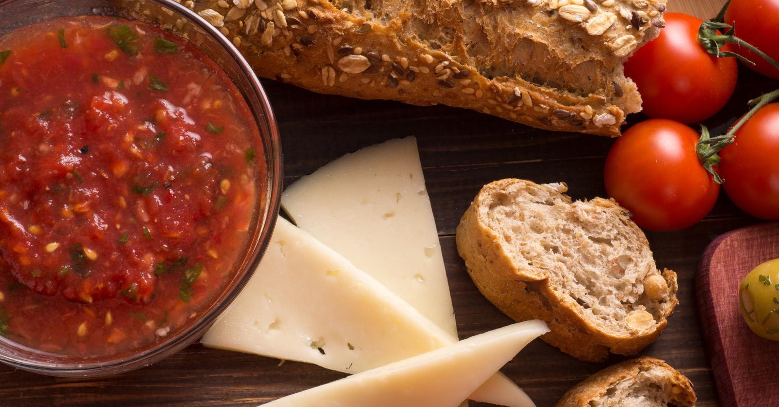 Pan con tomate y manchego