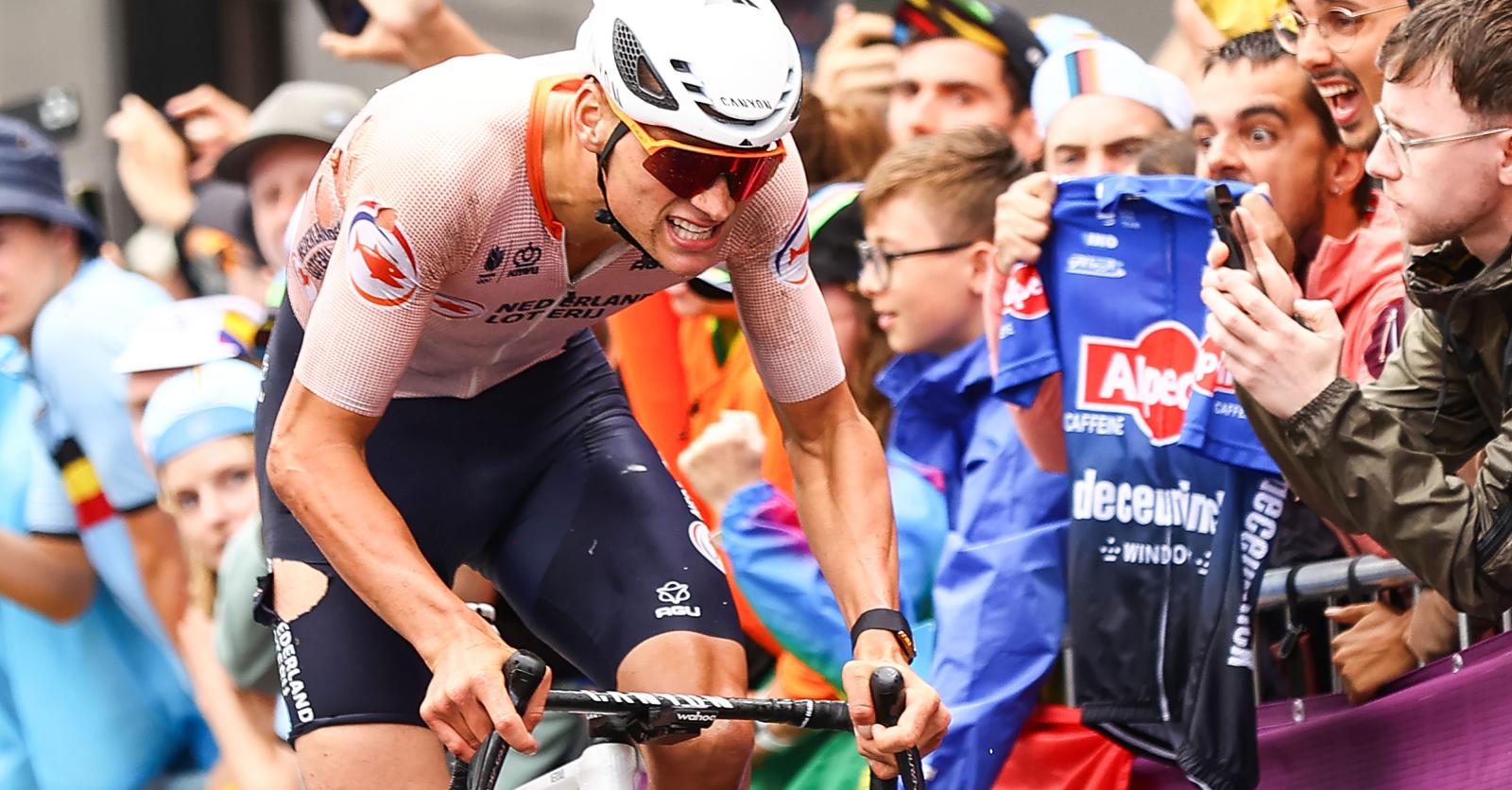 Beresterke Mathieu van der Poel wereldkampioen wielrennen ondanks schuiver, Van Aert eindigt tweede