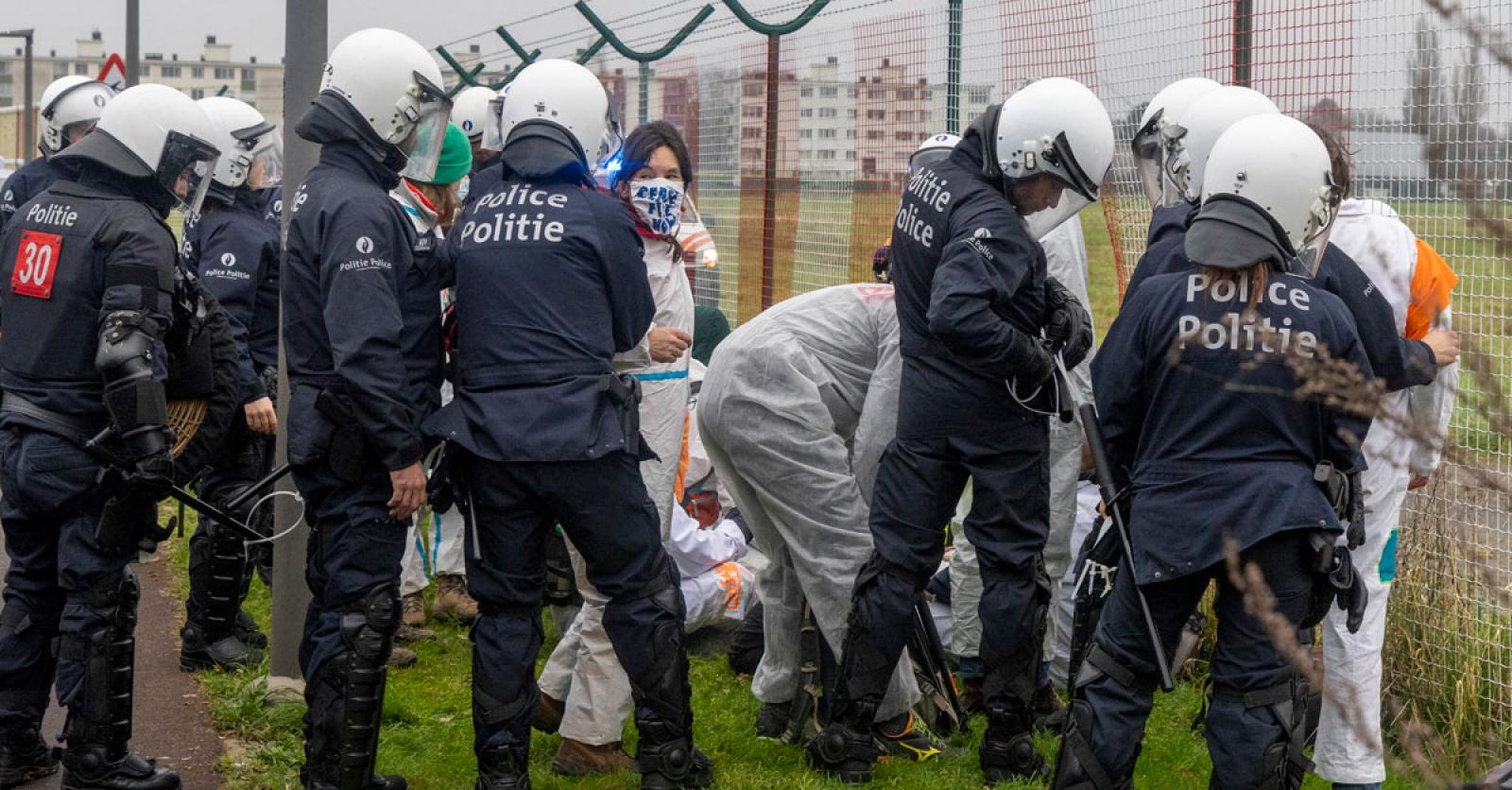 350 arrestaties bij actie aan luchthaven Deurne
