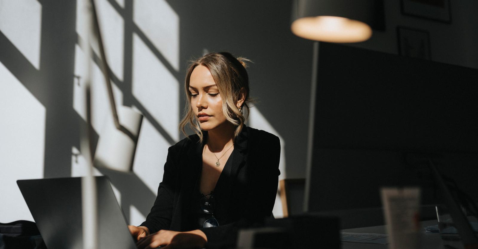 9 vrouwen verklappen hun nettoloon: ‘De helft van mijn inkomen gaat ...