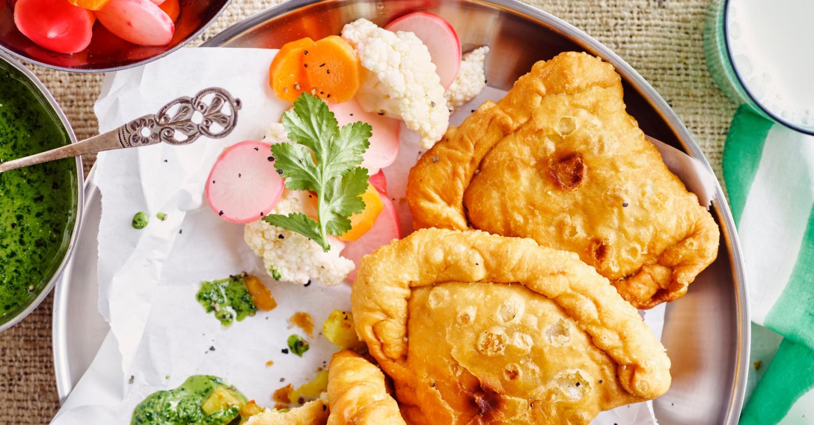 La recette des samosas bengalis avec pickles et chutney de coriandre