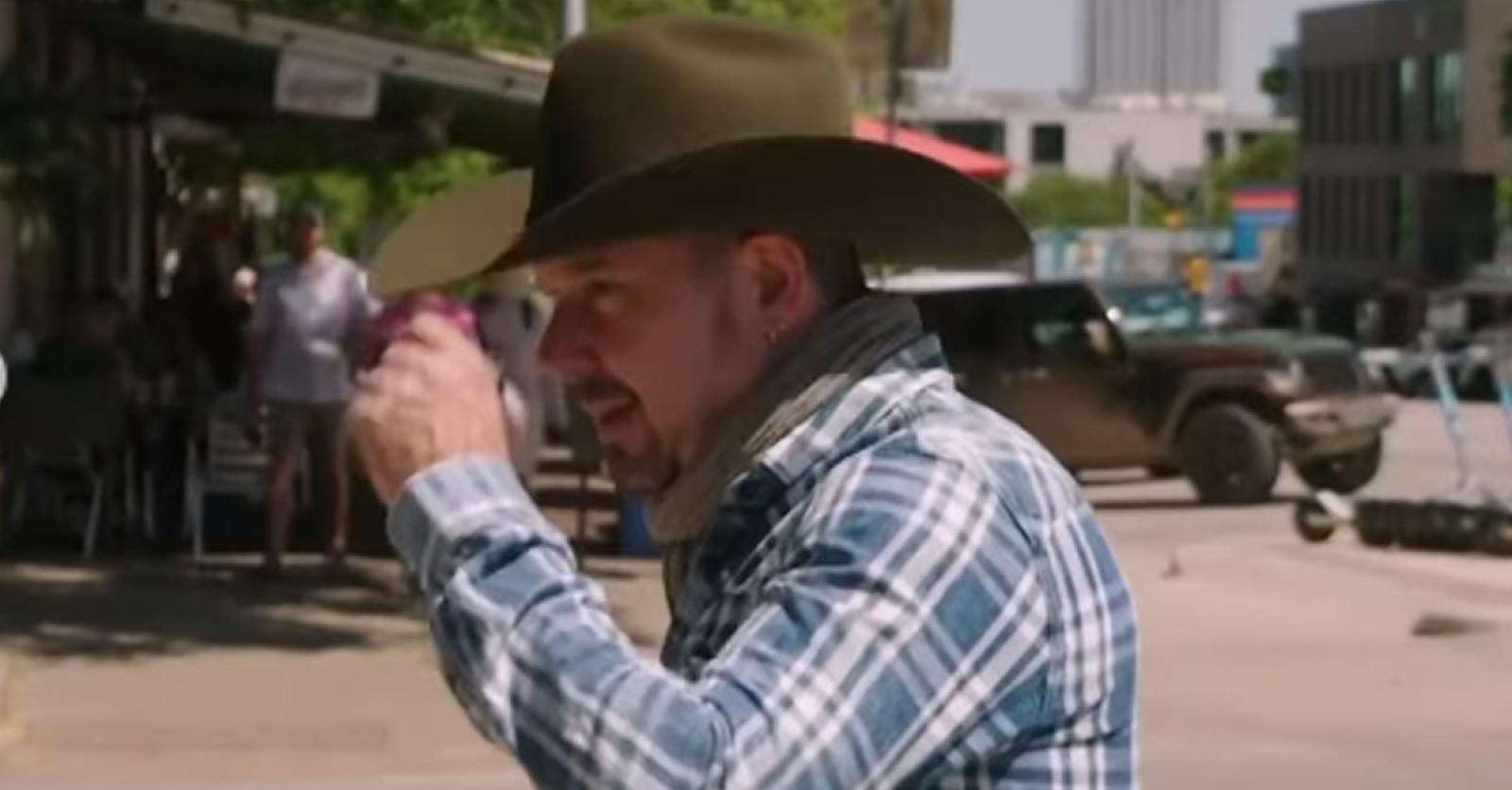 Axel in Amerika | Wapens, tranen en Axels blote poep