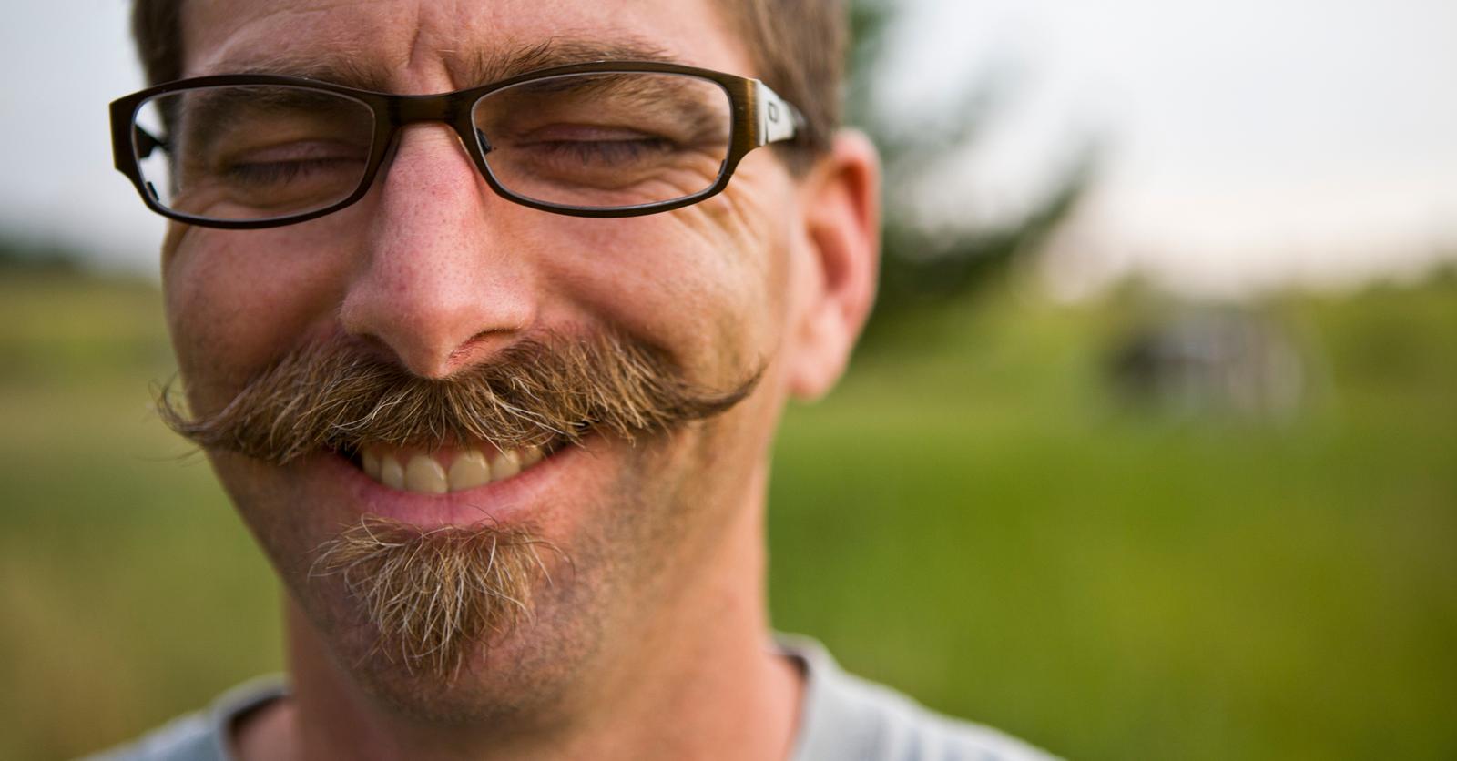 Messieurs, la moustache est un art: adoptez-la avec style!