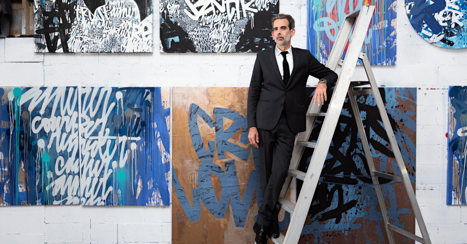 Rencontre avec Denis Meyers, artiste engagé qui manie avec brio les lettres