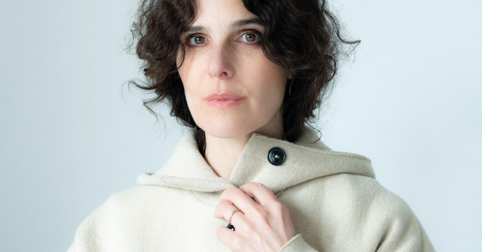 Claire Castillon livre un conte cruel sur la vie des adolescentes d ...