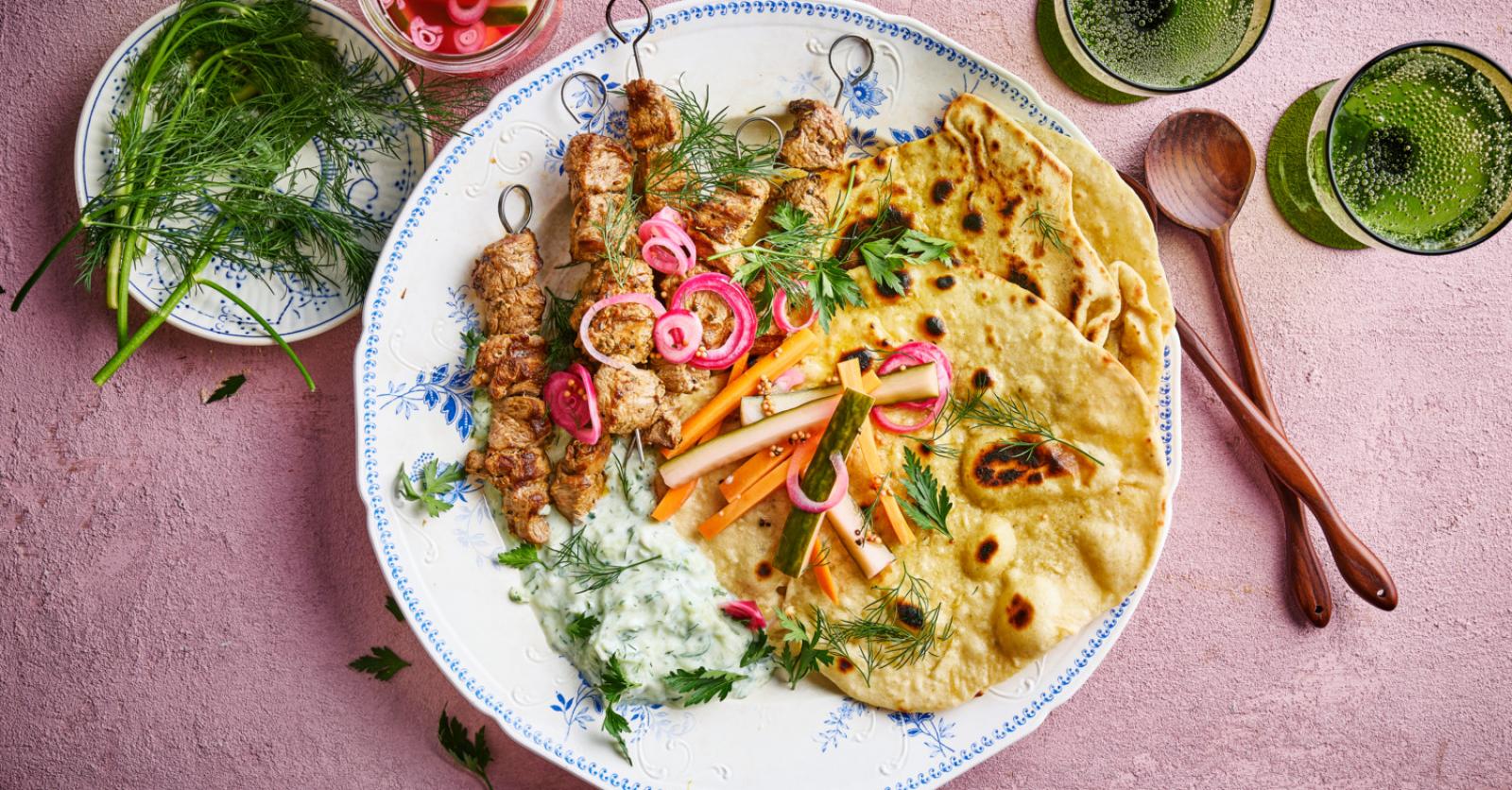 Lamsspiesjes met tzatziki, gepekelde groenten en platbroodjes (Weekend Knack)