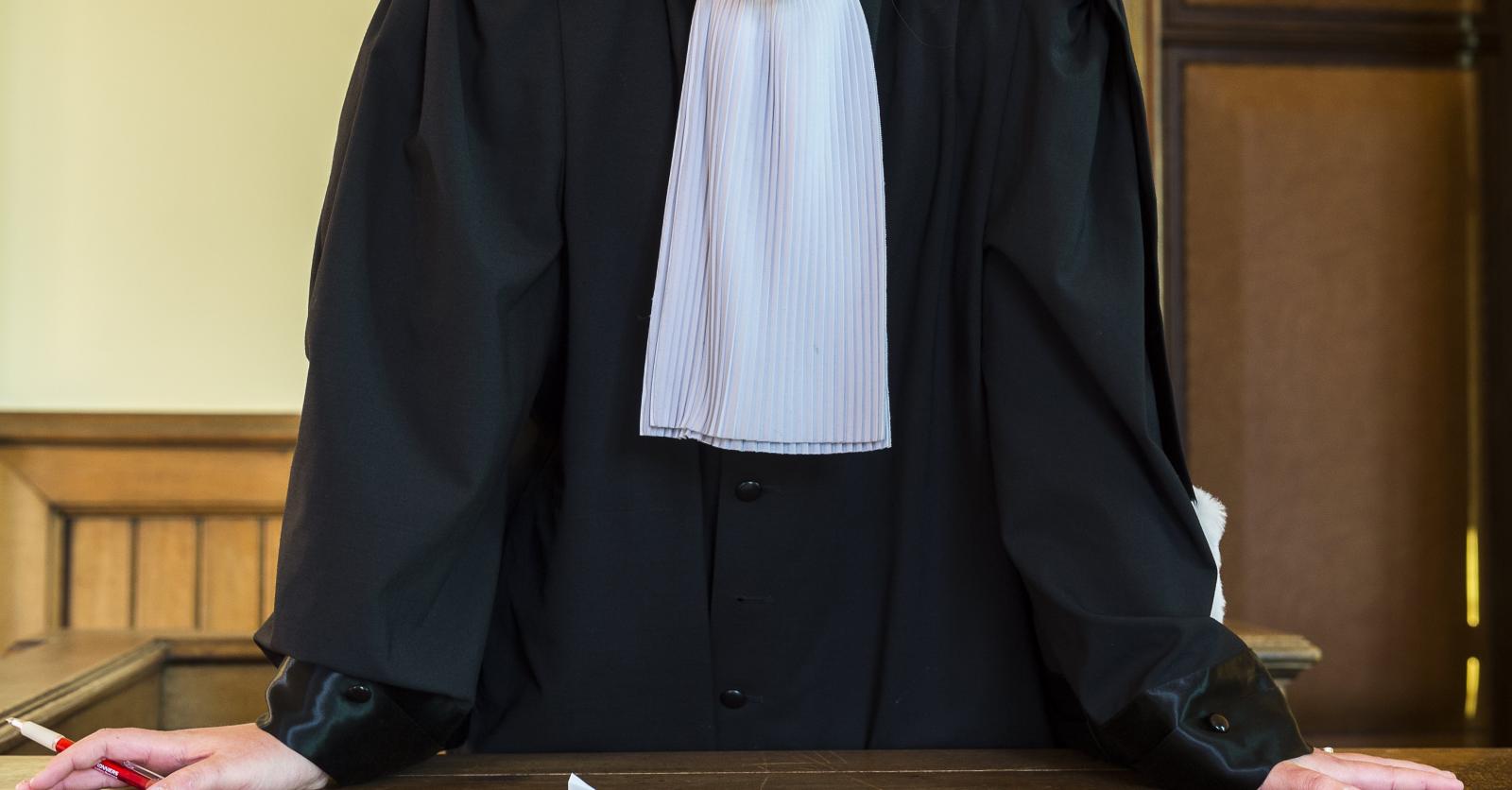 Ieperse rechter verliest maand wedde nadat zoon sjoemelde met ...