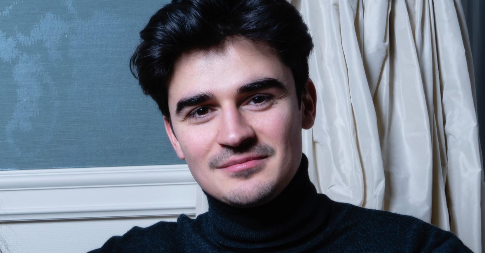 Jong talent: Albi Llukaj (31) maakt juwelen geïnspireerd op ongewenste ...