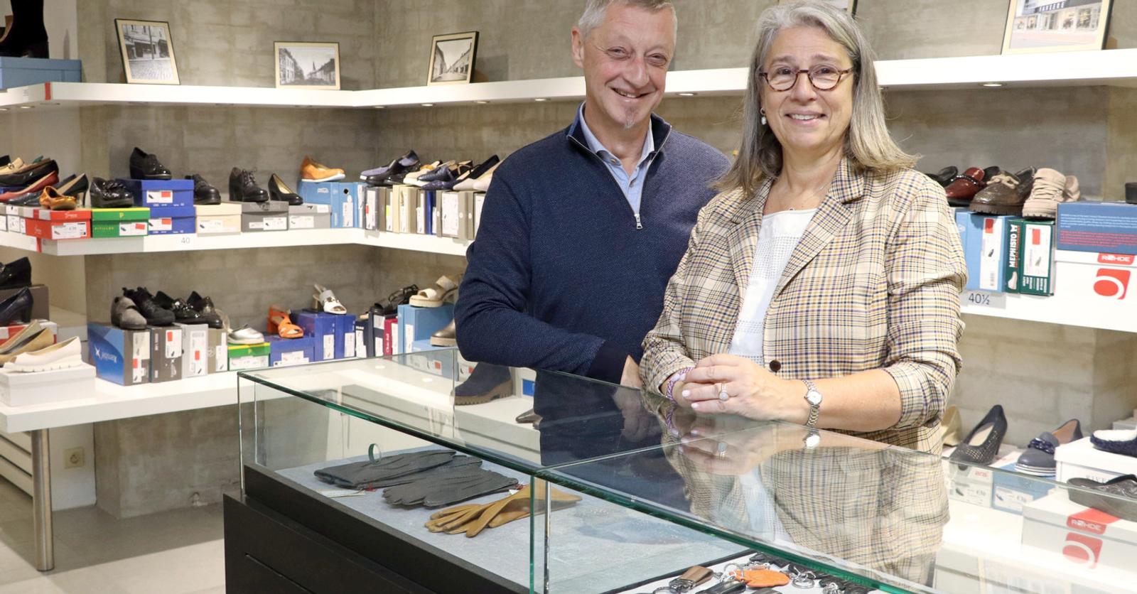 Joris (63) en Mieke (61) sluiten schoenenzaak Faveere na 70 (!) jaar ...