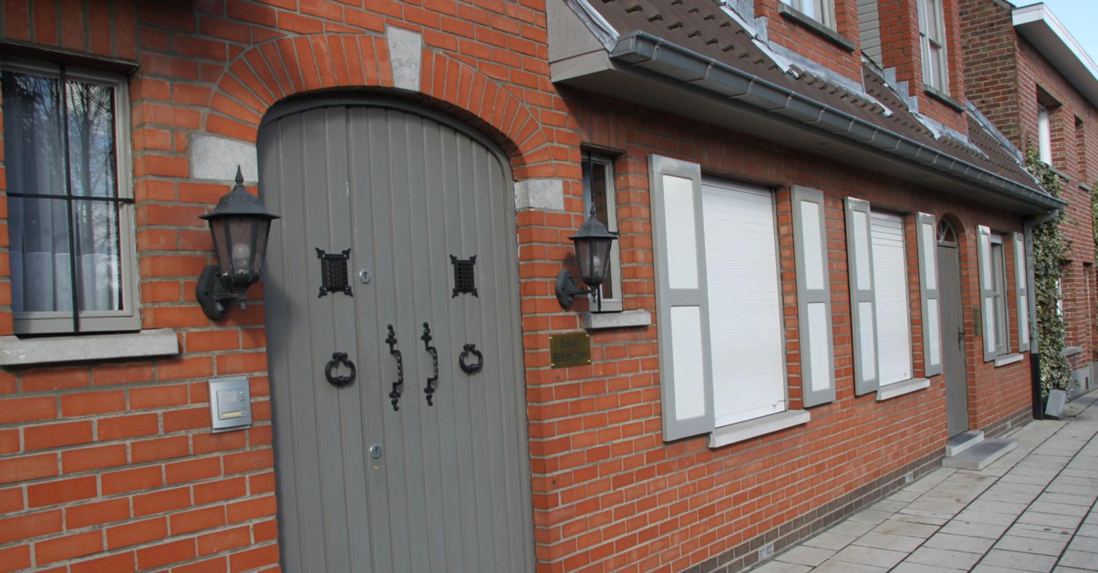 Geschorste huisarts (75) uit Koekelare komt na twee maanden vrij onder ...