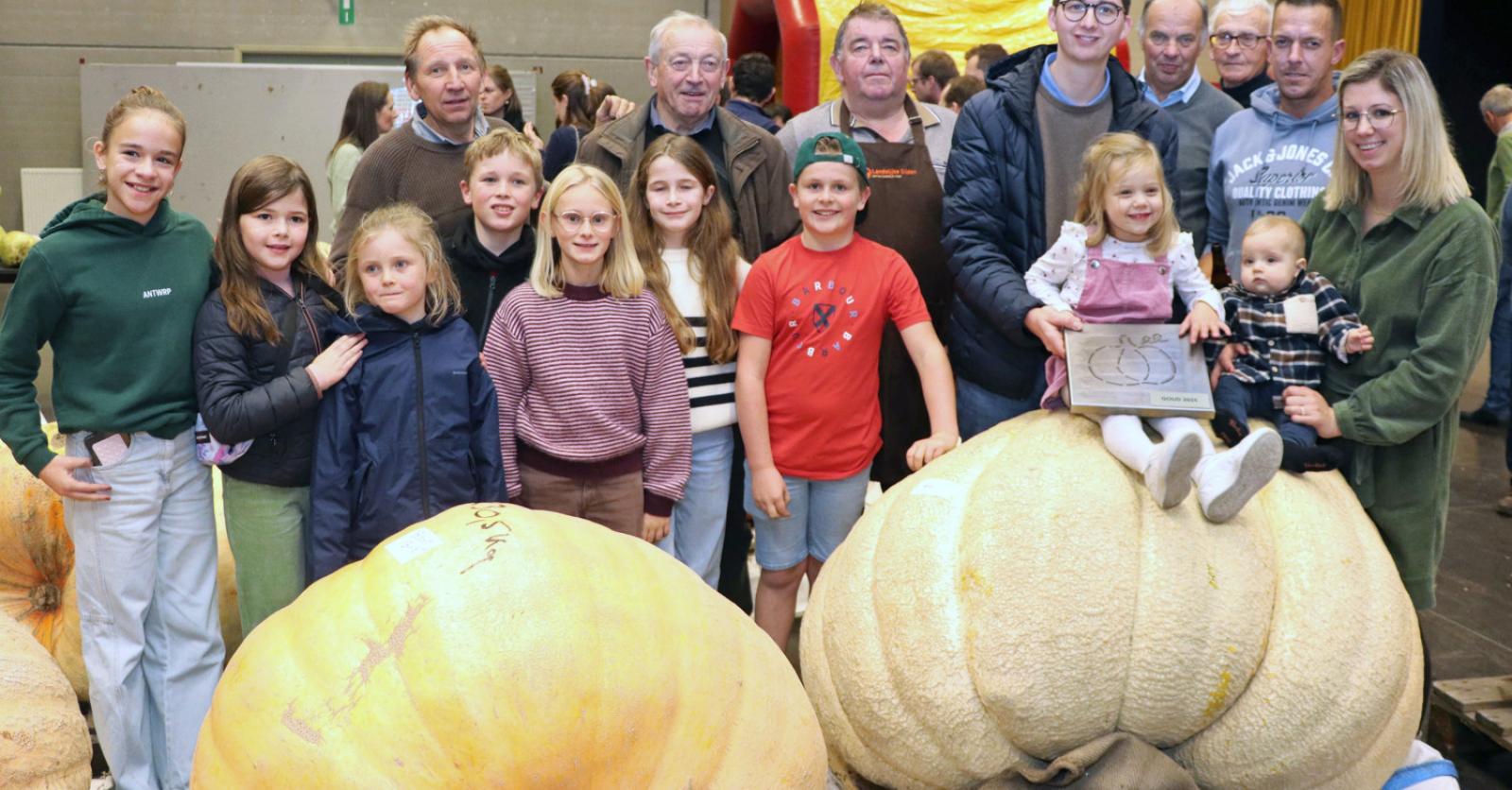 Nora Decock heeft ook grootste pompoen in Sint-Denijs - KW.be