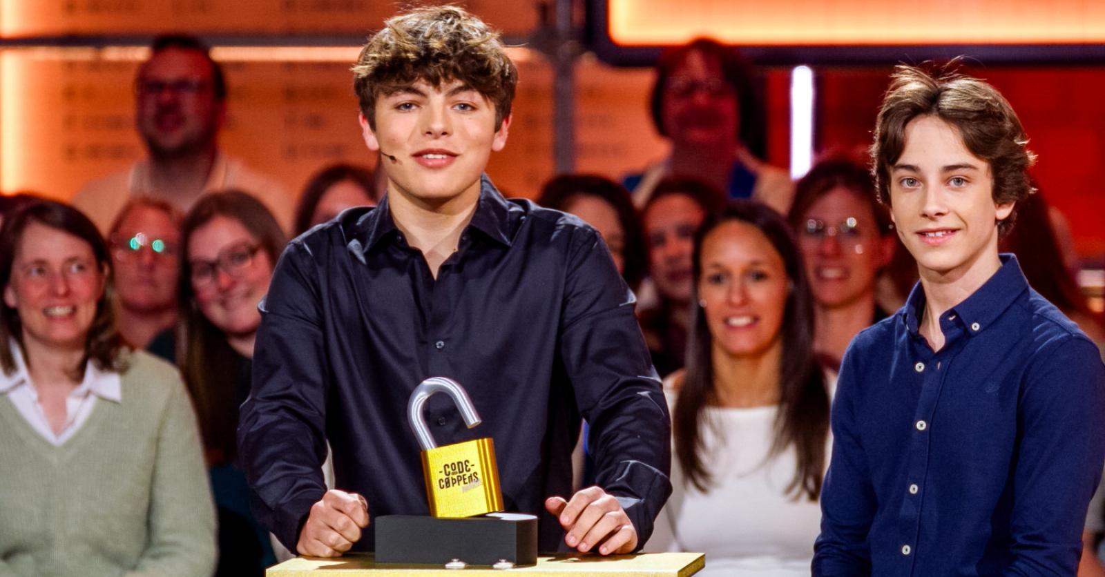 Code van Coppens: Beau en Marcel Coppens drijven de spot met hun papa's