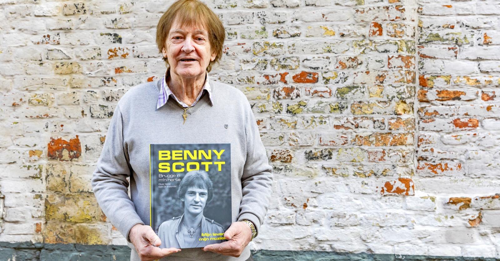 Elvis tribute act nodigt Benny Scott uit op het podium in Brugge - KW.be