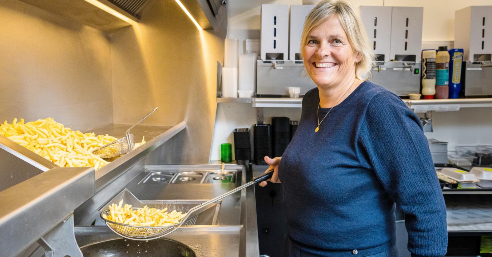 Cindy (53) van frituur Bosrand wordt Ridder in de Orde van de Gulden ...