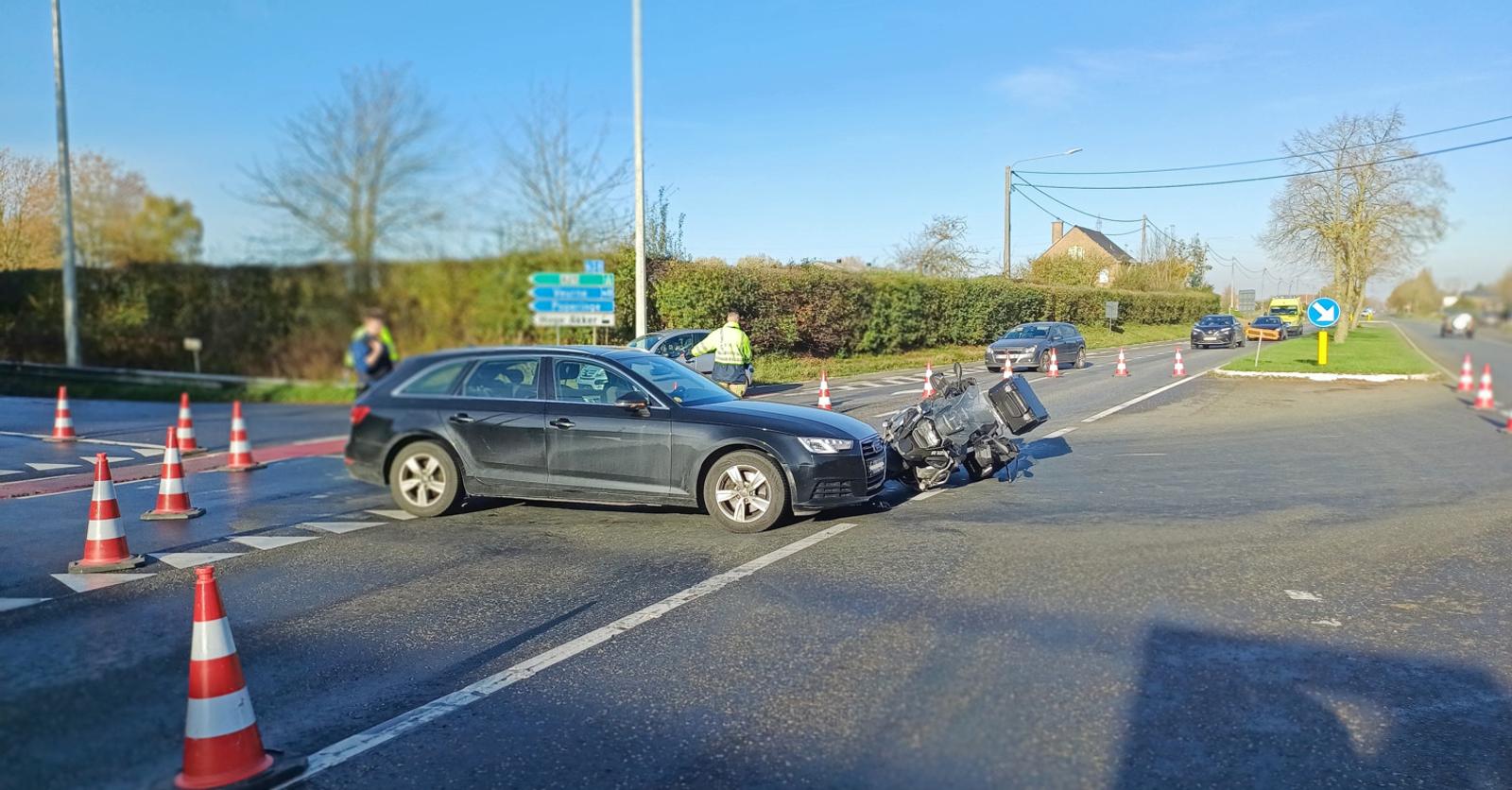 Auto botst op motor, motorrijder raakt lichtgewond - KW.be
