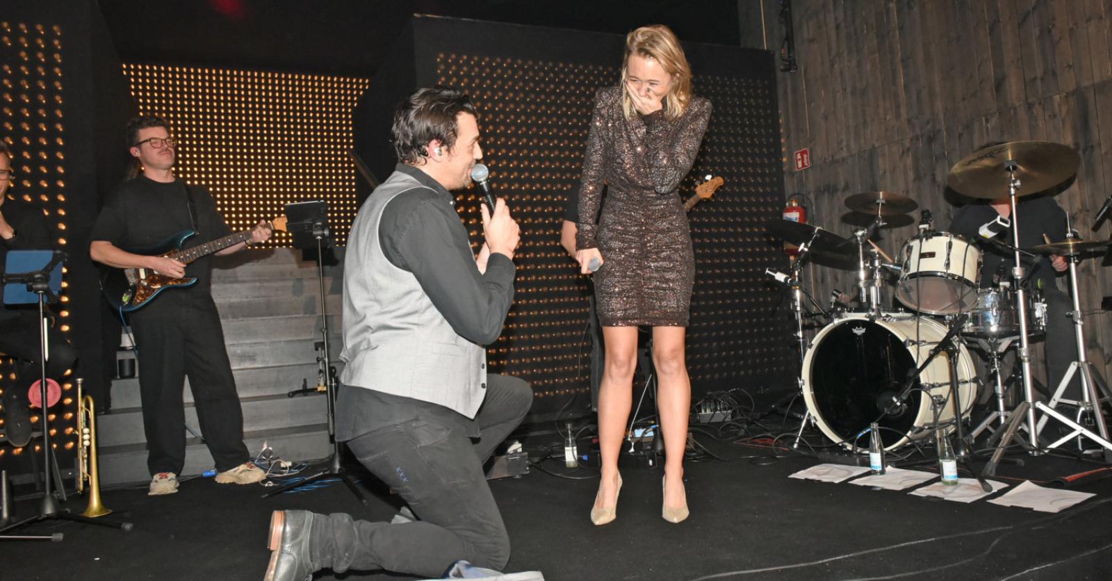 Dylan (41), zoon van Wendy Van Wanten, vraagt vriendin Amber (32) ten ...