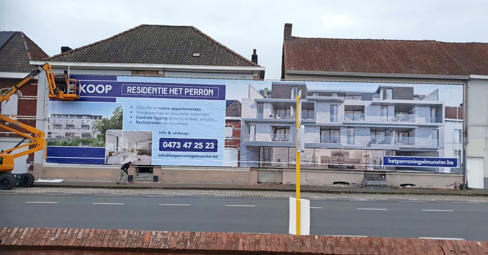 Gigantisch spandoek voor bouwproject siert Stationsplein - KW.be