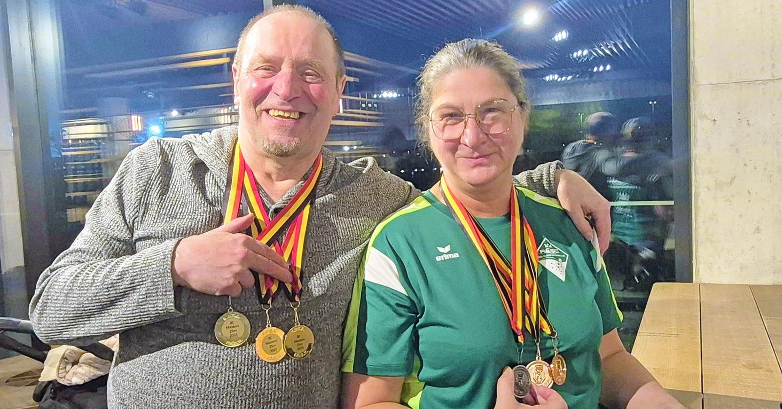 Ann (60) en Benny (75) zwemmen zich in de medailles op BK masters: “Die ...