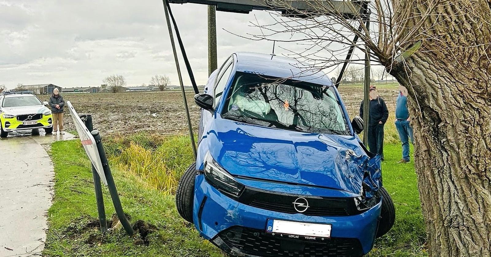 Bestuurder (46) raakt van weg af en botst tegen boom - KW.be