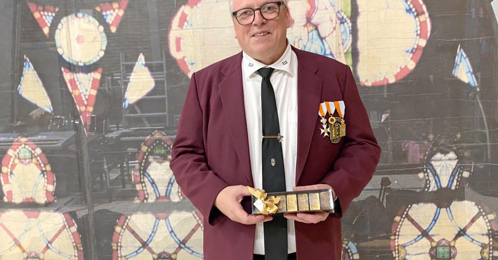 Patrick Borms ontvangt speciaal aandenken van de Koninklijke Harmonie ...