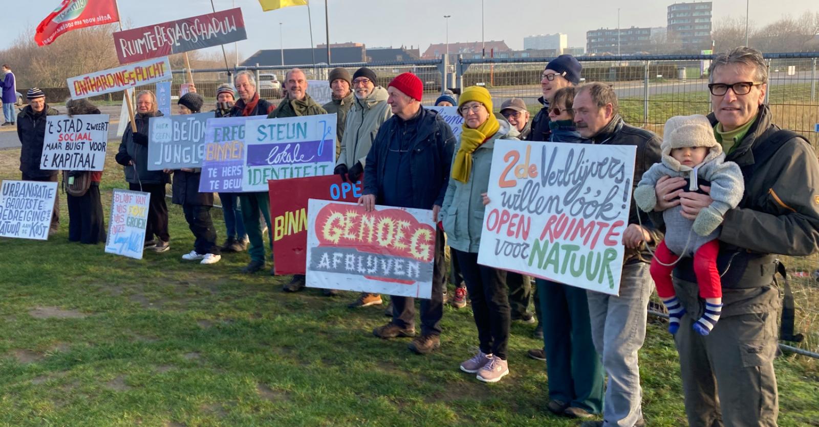Actievoerders protesteren op Oosteroever in Oostende tegen bouw van ...