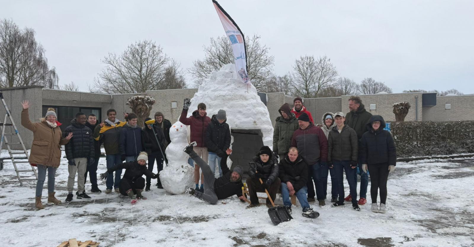 KIJK - Leerlingen BuSO De Hoge Kouter in Kortrijk maken... sneeuwiglo ...