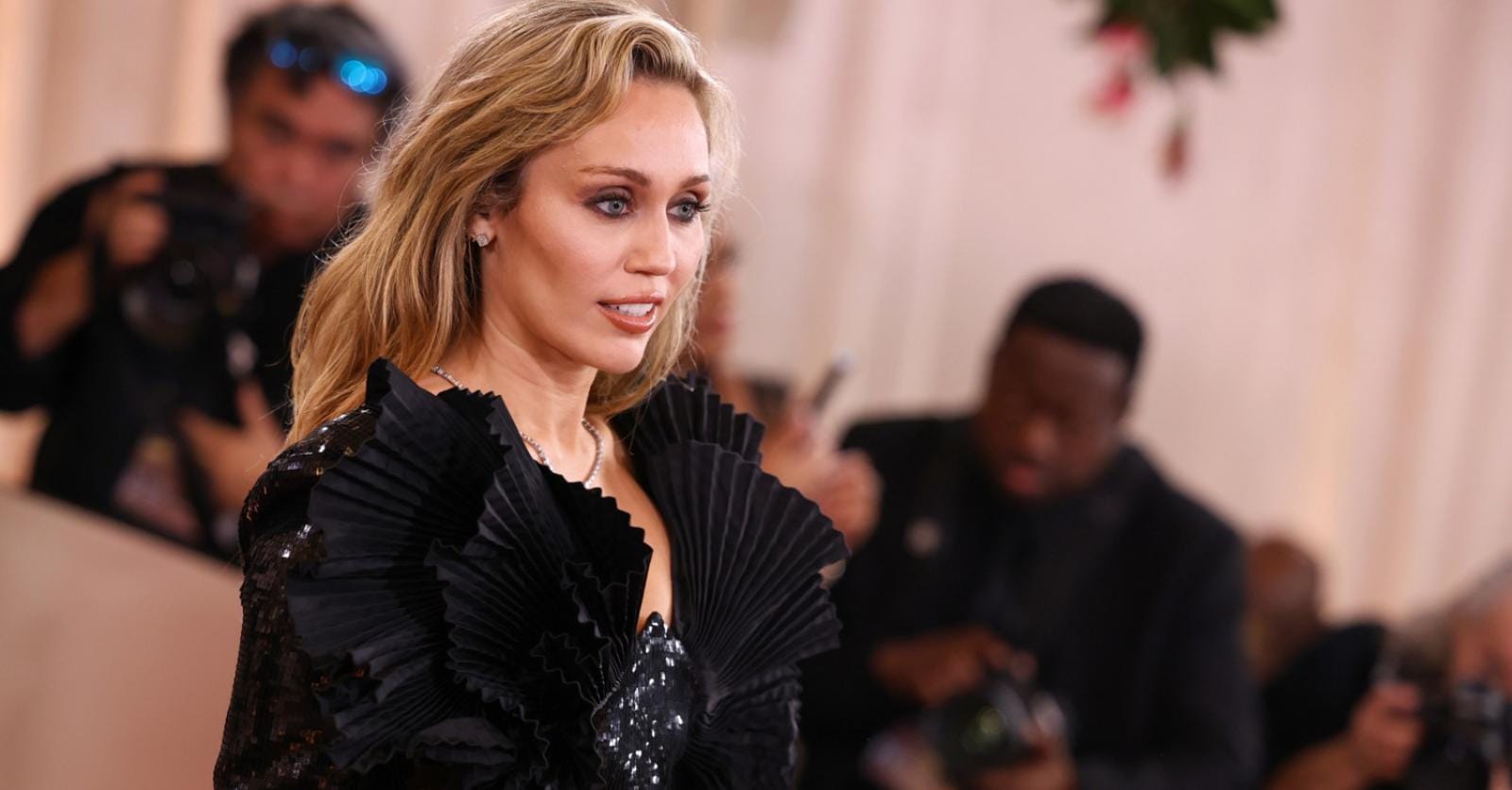 Deze budgetmake-up droeg Miley Cyrus tijdens de Golden Globes