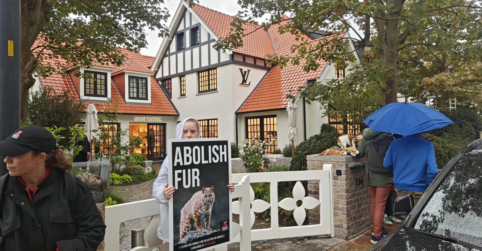 Belgian Anti Fur Movement voert actie aan Louis Vuitton in Knokke-Heist ...