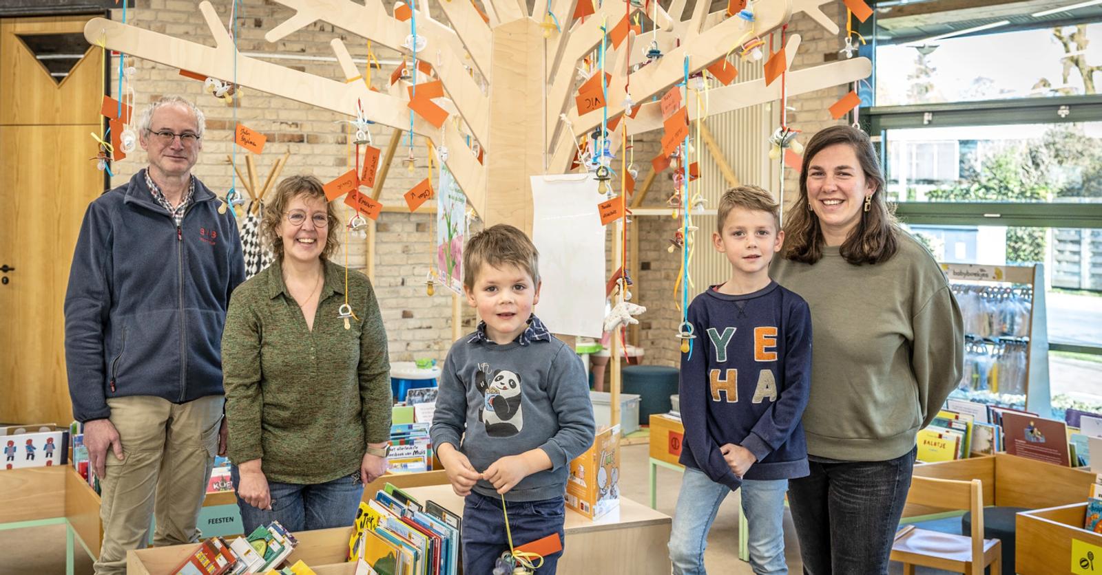 Kindjes hangen hun fopspeen in de tuutjesboom - KW.be