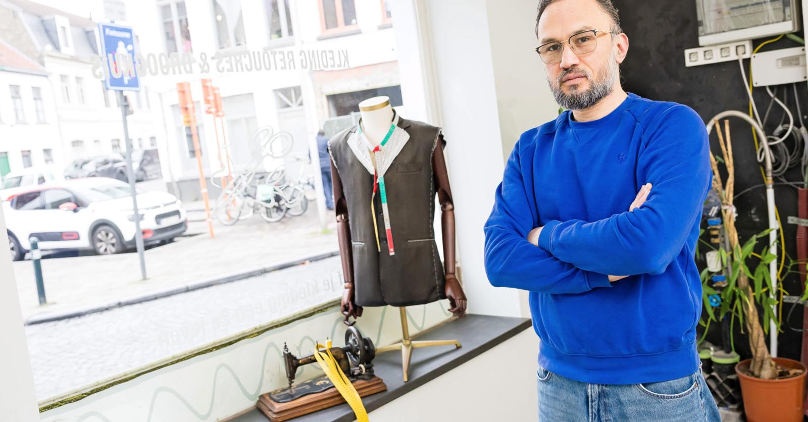 Mostafa (De kristal schaar) herstelt je kledij in voormalig pand ...
