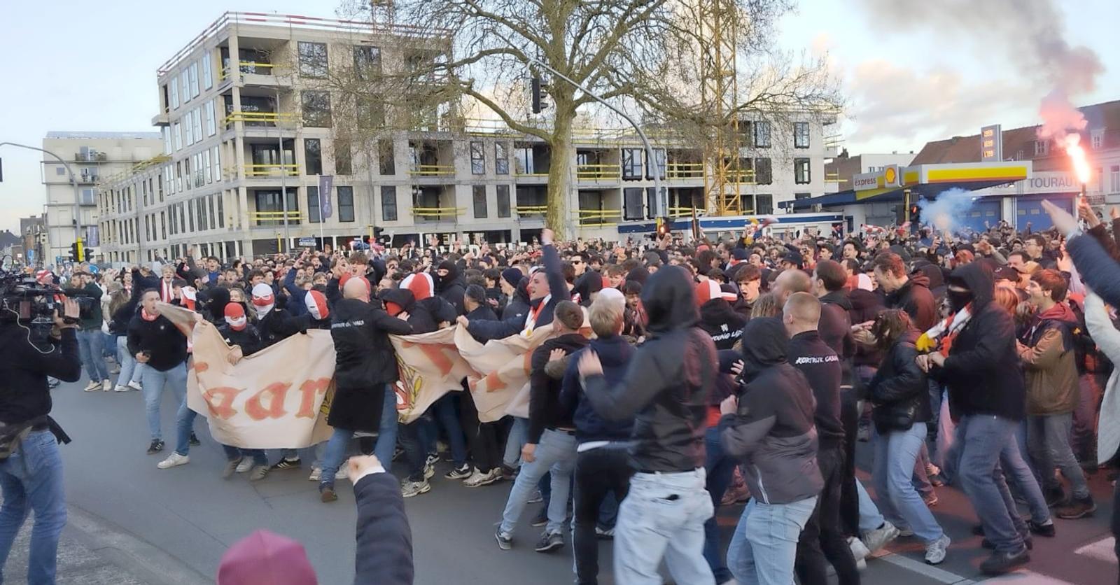 1.200 voetbalfans maken van Kortrijk een heksenketel voor 125-jarig ...