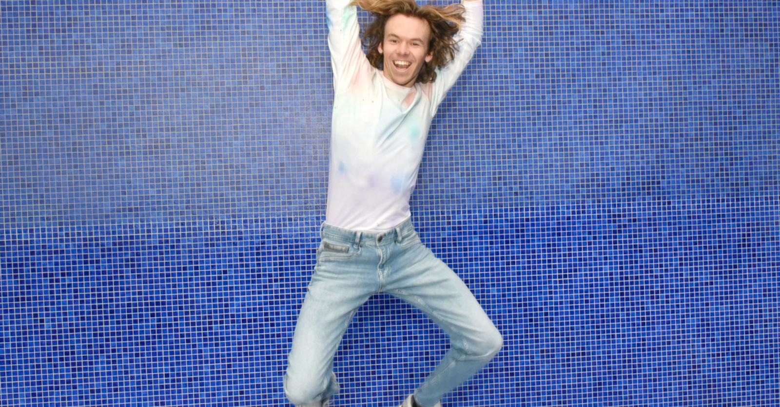 Jonas Bridge (26) lanceert debuutsingle ‘Loop-A-Loop Jam’ met ‘The ...