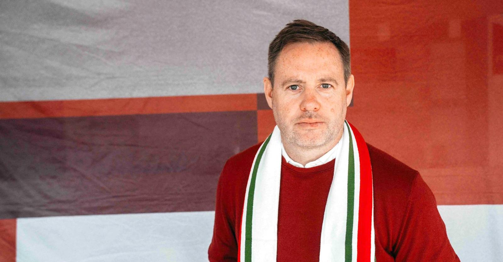 “Ik ben vereerd dat ik hier mag zijn”: Michael Beale is nieuwe ...