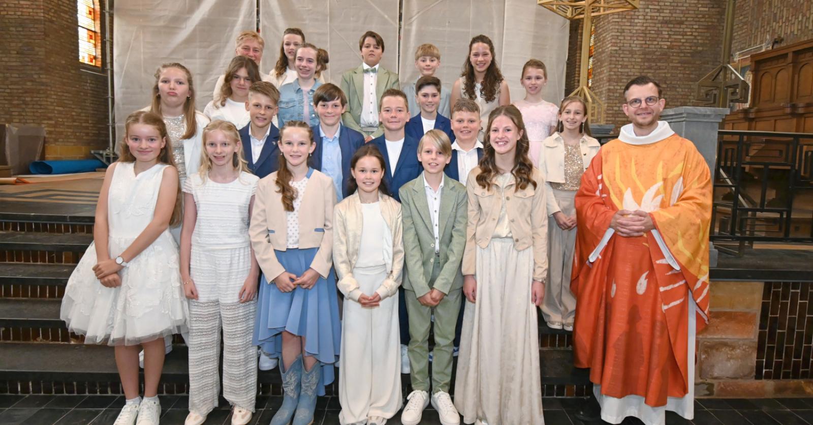 Twintig leerlingen van vbs De Wijzer vieren vormsel - KW.be