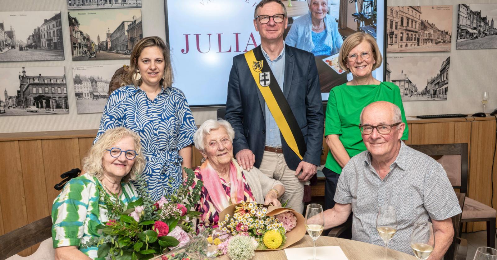 Julia Schoore blaast 102 kaarsjes uit in het Binnenhof: “Ik neem het ...