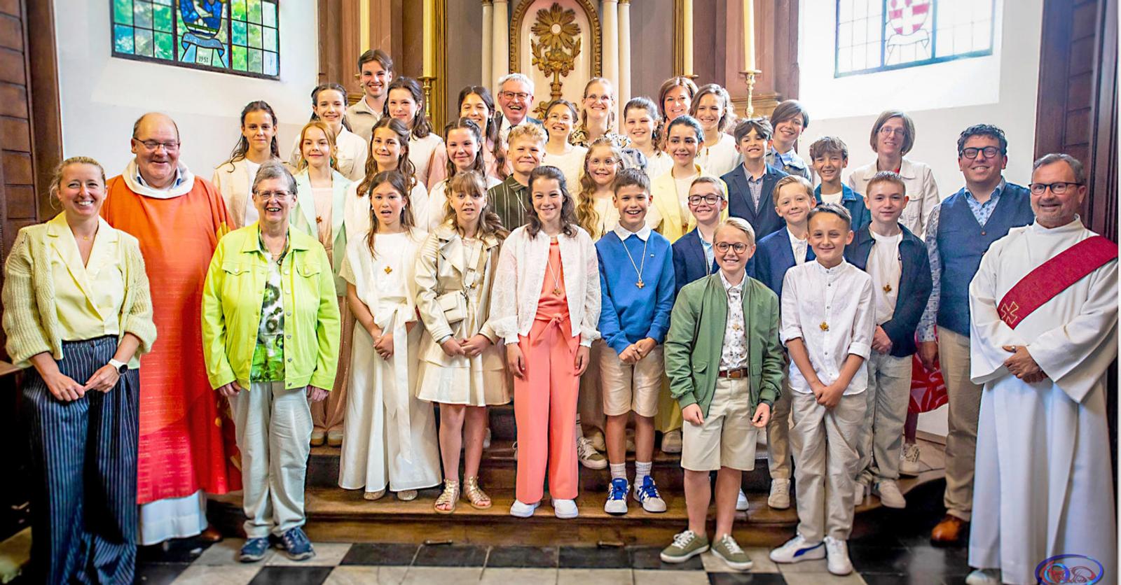 Vormelingen in Sint-Niklaaskerk van Rekkem - KW.be