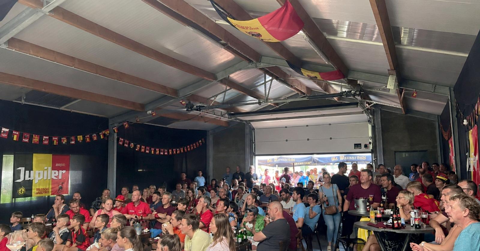 Café ’t Rooneplezier zendt WK-matchen Rode Duivels uit op groot scherm ...