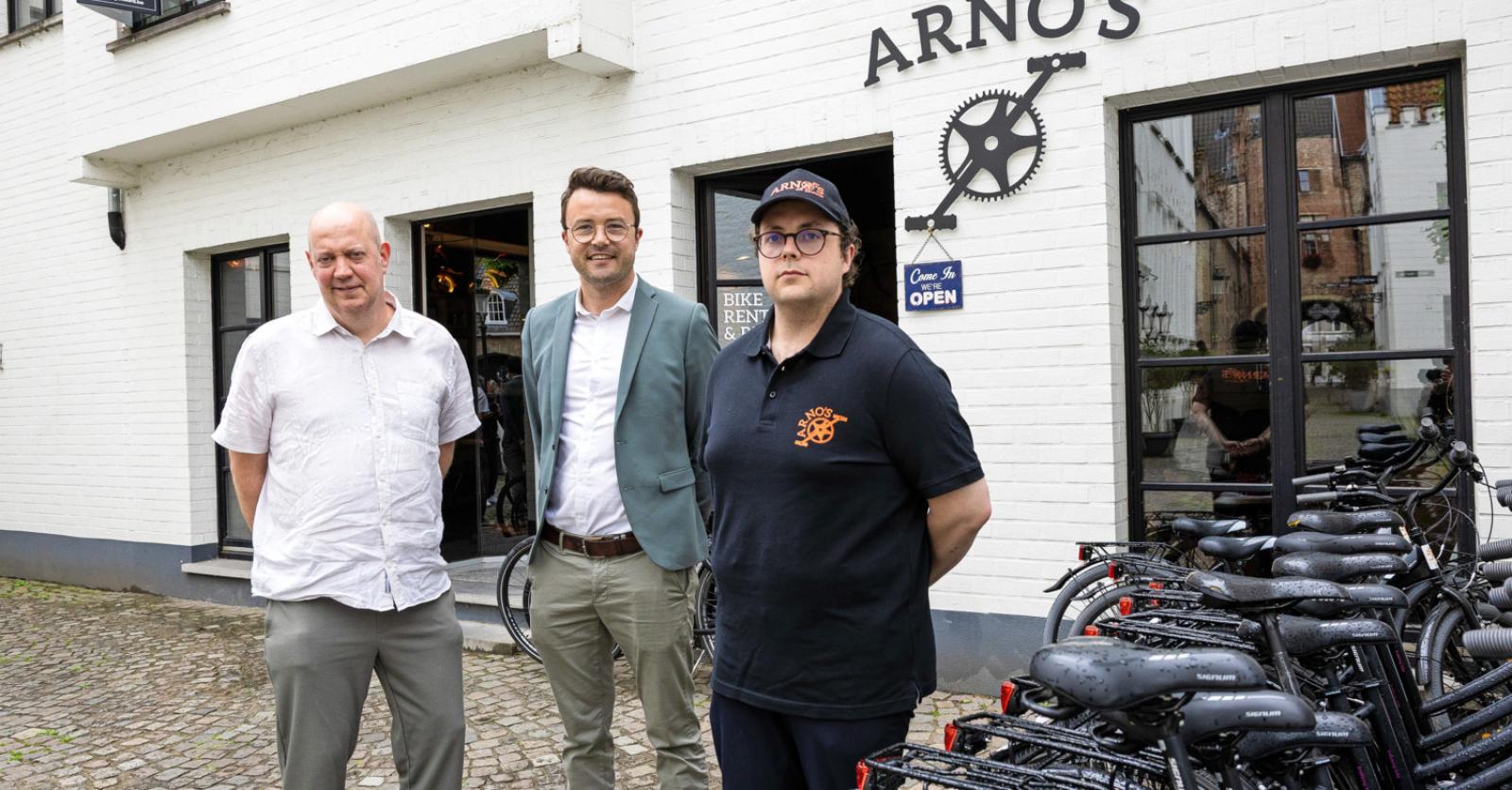 Familie brengt hulde aan overleden Arno (29) met fietspunt en bar Arno ...