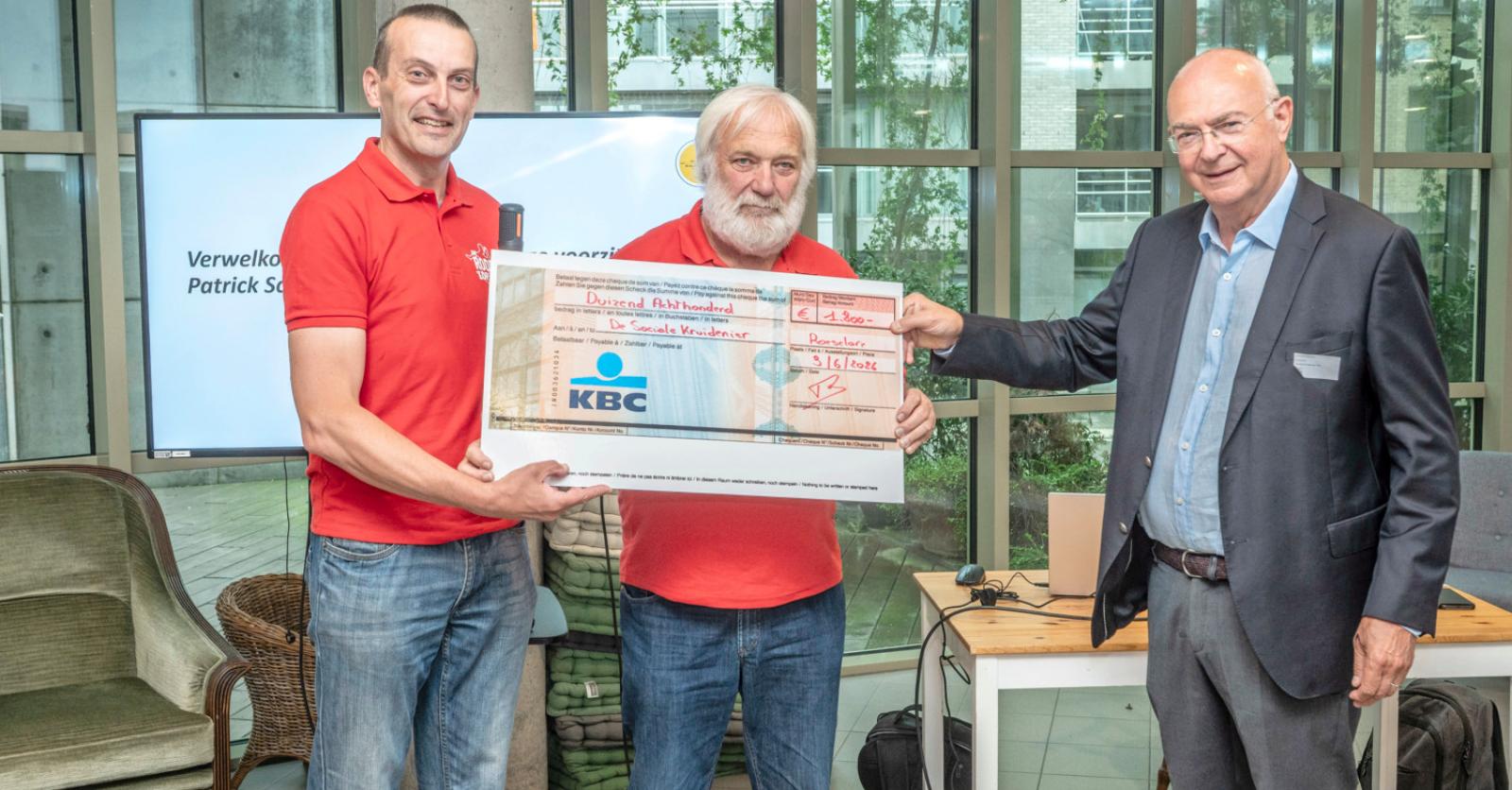 Vzw De Rode Lopers schenkt 1.800 euro aan jarige Sociale Kruidenier ...